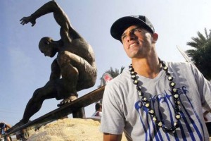 Le champion de surf Kelly Slater a enfin sa statue ! - Blog Surf Prevention